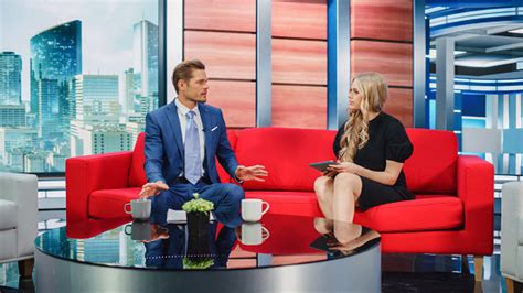 토크쇼 Tv 프로그램 두 명의 카리스마 넘치는 발표자가 이야기합니다 케이블 채널 호스트는 대화 채팅 뉴스 토론 손님 인터뷰 재미를 가지고 있습니다 모형 텔레비전 스튜디오