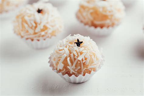 Beijinho는 브라질에서 수 제 사탕 연유와 코코넛으로 만든 어린이 Brithday 파티 달콤한 브리가데이로에 대한 스톡 사진 및 기타 이미지 Istock