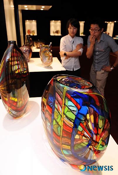 환상적인 빛깔의 유리공예 작품