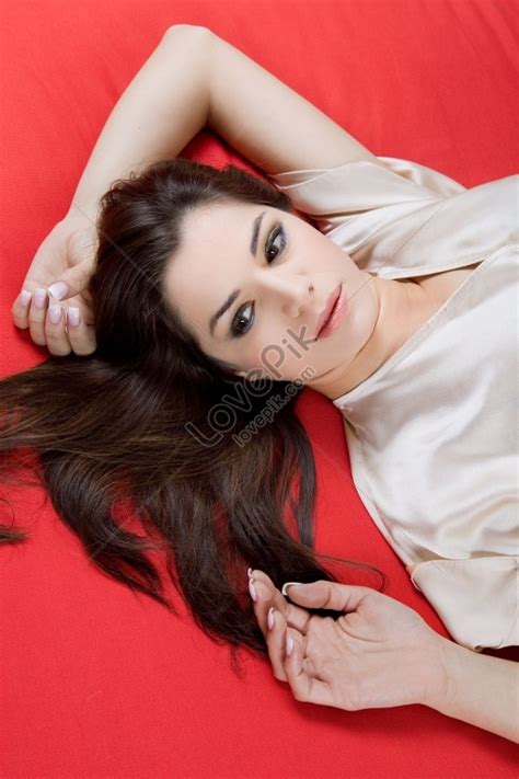 침대에서 젊고 아름다운 관능적 인 여성의 사진 사진 무료 다운로드 Lovepik