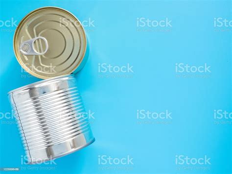 코로나바이러스 및 독감 유행병에서 검역 및 격리 기간 동안 식품 주식 주석 캔에 통조림 식품 파란색 배경에 고립 클로즈업 모형 카피 스페이스 기부 음식 누워있기에 대한 스톡