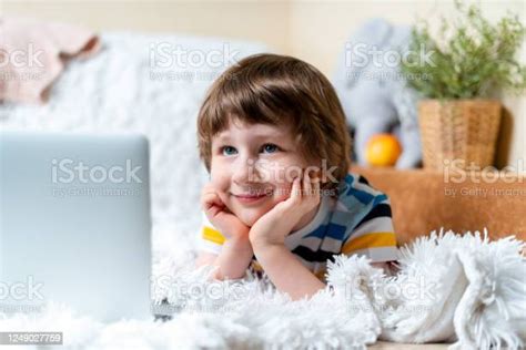 원격 학습 온라인 교육 백인 미소 아이 소년 태블릿 노트북 노트북과 학교 숙제를 하 고 집에서 공부 침대에 누워 있고 컴퓨터를 보고 담요 4 5세에 대한 스톡 사진 및 기타