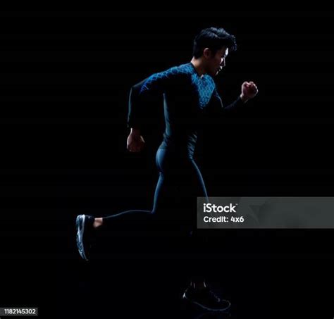 전체 길이 한 사람 한 사람 측면 보기 프로필 보기 3039 세 성인 잘 생긴 사람 검은 머리 중국 민족 동아시아 민족 남성 젊은 남자 실행 조깅 운동 검은 배경 앞에서