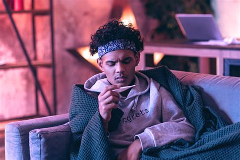 아픈 아프리카계 미국인 소년 그의 온도 측정 하 고 지금 온도계를 보고 감기와 독감에 대한 스톡 사진 및 기타 이미지 감기와 독감 건강관리와 의술 기침하기 Istock