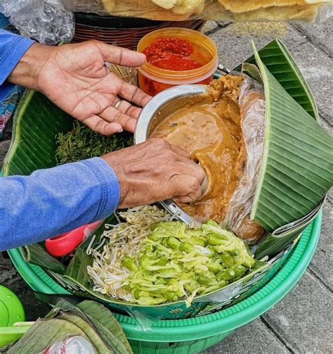 Pecel Semanggi Intip Keunikan Kuliner Legendaris Surabaya Ini