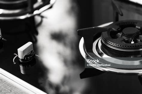 근접 촬영 깨끗 한 새로운 부엌 가스 렌지 밥 솥 손잡이 열 볼륨 스위치 우아한 금속 철강 흑인과 백인 강철에 대한 스톡 사진 및 기타 이미지 Istock