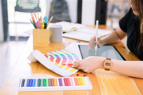 프리랜서 그래픽 디자이너의 자른 샷은 창조적 인 디자인 프로젝트를위한 스타일러스 펜과 노트북 컴퓨터와 함께 작업 손으로 개념에 대한 스톡 사진 및 기타 이미지 Istock