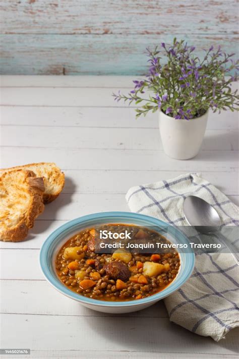 흰색 배경에 흰색과 파란색 접시에 다리 당근 쵸리조가 있는 전통적인 렌즈콩 수프 지중해 요리 0명에 대한 스톡 사진 및 기타 이미지 Istock