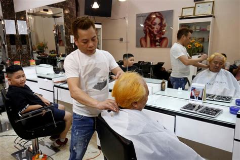 迎特金会 河内理发店免费理“特朗普金正恩发型” 大公网