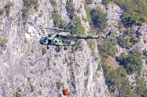Два военни хеликоптера помагат за гасенето на пожара в Родопите