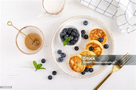 코티지 치즈 또는 커드 프레터와 꿀과 신선한 블루베리 건강한 다이어트 음식 아침 식사 맨 위 보기입니다 0명에 대한 스톡 사진 및 기타 이미지 Istock