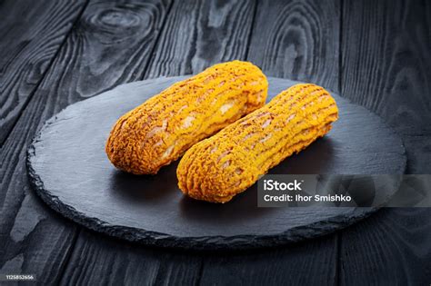 맛 있는 수 제 달콤한 클 레어과 자를 어두운 나무 배경 레스토랑 음식 메뉴 레시피 카페 개념 무료 사본 텍스트 위한 공간입니다 프랑스 요리의 베이커리 0명에 대한 스톡