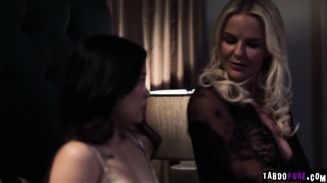 Slimthick Vic Caught Lulu Chu Masturbating And Helps Her Eporner