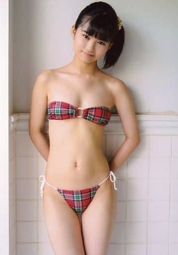 駿河屋 佐藤すずか膝上・水着赤緑チェック柄・両手後ろ・首傾げdvd「＠idol」特典生写真（女性生写真）