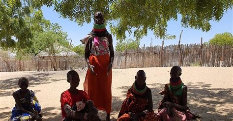 가뭄 피해 상황 증언하는 투르카나 여성