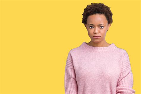 격리 된 배경 의심과 긴장 찡그림 화가 문제 때문에 아름 다운 젊은 아프리카계 미국인 여자 부정적인 사람입니다 감정에 대한 스톡 사진 및 기타 이미지 Istock