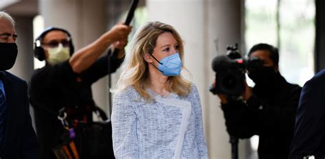 אליזבת הולמס הופיעה בבית המשפט בפעם הראשונה מזה שנה גלובס