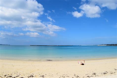沖縄の海とバナナボートの観光客ぱくたそフリー写真素材