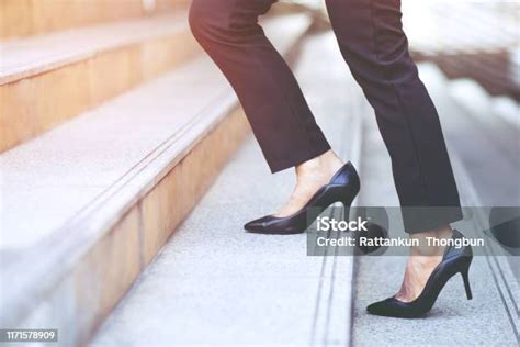 현대 사업가 일하는 여자는 사무실에서 서둘러 일하기 위해 러시 아워에 현대 도시에서 계단을 걷고 다리를 닫습니다 작업의 첫 번째 아침 동안 설명텍스트 작성공간을 남겨주세요