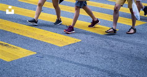 검은 미니 드레스와 노란 신발을 신은 여자가 낮 동안 회색 아스팔트 도로에 서 있다 사진 Unsplash의 무료 쿠알라룸푸르 이미지