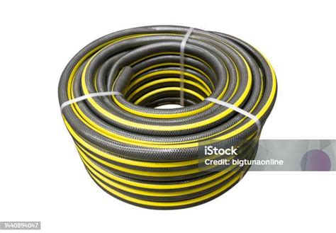 흰색 배경에 고립 된 새로운 구부러진 정원 호스 고무 급수 호스 격리 격리 된 강화 된 정원 관개 호스의 롤 0명에 대한 스톡 사진 및 기타 이미지 Istock