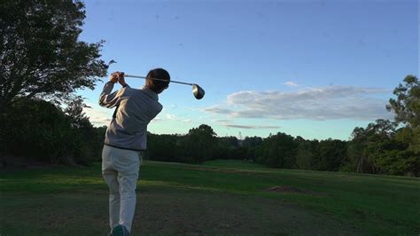 오른손으로 쟁반들어올리듯 그리고 탑에서 살짝 쉬고 그리고 무게왼발두고 어깨는 열지않은 상태에서 오른손바닥으로 공을 누르듯 내려보세요 Youtube