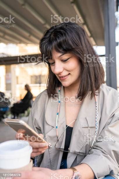 커피 종이를 들고 젊은 아름다운 여자와 스마트 폰을 사용하는 여자 전송에 대한 스톡 사진 및 기타 이미지 전송 전자메일 25 29세 Istock