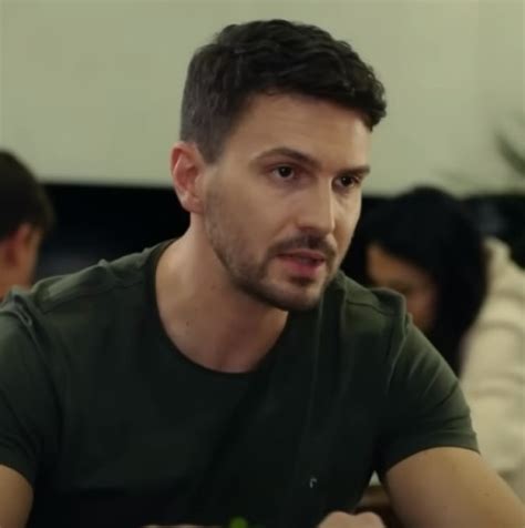 В следващият епизод на Опасно изкушение Селим купува букет от рози и решава да направи изненада