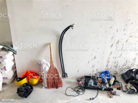 아파트에서 수리에 대 한 자료는 재건 및 혁신 리 모델링 공사중 개선에 대한 스톡 사진 및 기타 이미지 개선 건축 금속