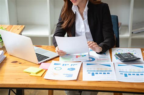 회계사 감사원 자영업자 재무 및 투자 세금 계산 및 예산 계산기를 사용하여 계산하는 아시아 여성 기업가의 초상화 회사 사업 결과