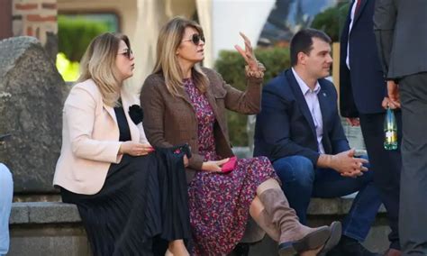 Десислава Радева следи избора на нов премиер от тротоара на президентството СНИМКИ ᐉ