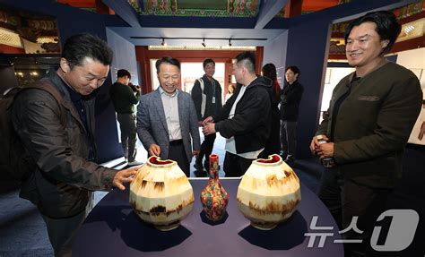 화각장 보며 미소 짓는 관람객들 뉴스1