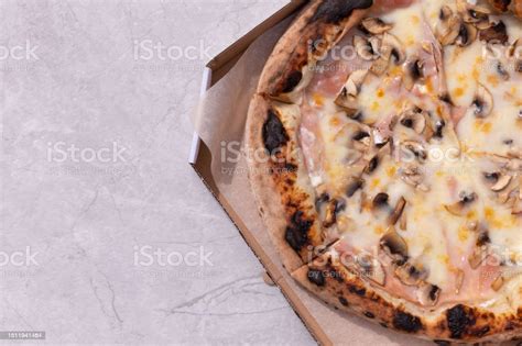 상자에 프로슈토 코토와 버섯 피자를 곁들인 맛있는 뜨겁고 향긋한 피자 피자 배달 회색 질감 배경에 구성 위에서 볼 수 있습니다 복사 공간 이탈리아 음식 고기에 대한 스톡