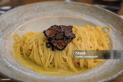 레스토랑에서 트러플 소스 파마산 치즈를 곁들인 신선한 파스타 피렌체 이탈리아 0명에 대한 스톡 사진 및 기타 이미지 0명 검정 송로버섯 고급 요리 Istock