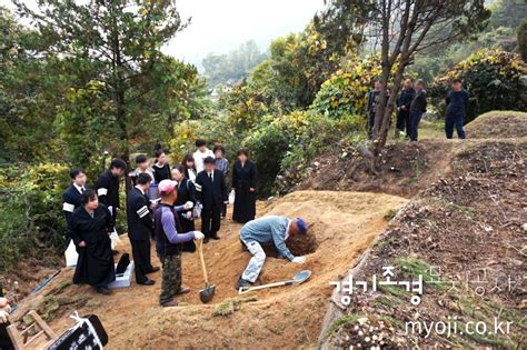 용미리 제1묘지 400구역에서 김oo님 묘지 부부합장을 위해 매장작업하는 모습입니다 경기도 고양시 파주시 묘지이장 묘지화장 묘지개장 잔디작업 사례 경기장묘 서울시립