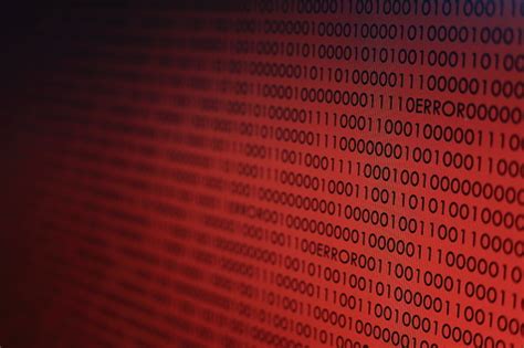 빨간 이진 코드입니다 컴퓨터 기술 배경입니다 빨간 이진 코드 컴퓨터 언어 데이터를 전송합니다 보안 되지 않은 및 위험한 큰 데이터와 인공 지능 인공 지능 사이버 네트워크