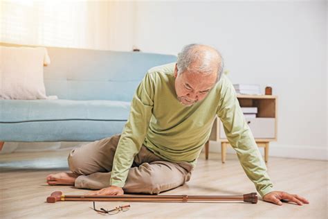 건강한 가족 넘어지면 무너지는 노년의 삶평상시 근력 단백질로 관리하세요