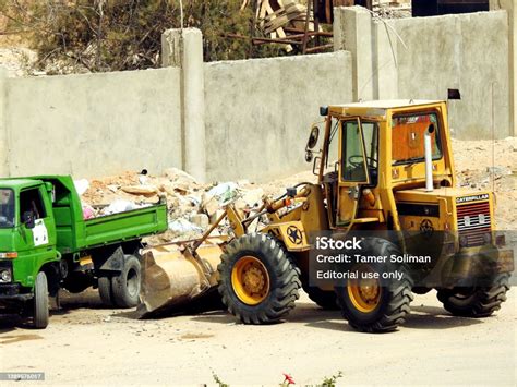 무거운 노란색 불도저 학년 및 굴삭기 건설 장비 엔드 로더 차량 불도저 채석장 기계 돌 바퀴 노란색 굴착기 0명에 대한 스톡