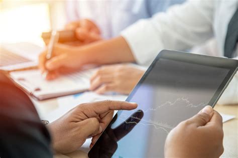 디자인 아이디어 컨셉을 만나는 두 명의 젊은 사업가 사무실에서 사업 계획 가계에 대한 스톡 사진 및 기타 이미지 가계 계획 그래프 Istock