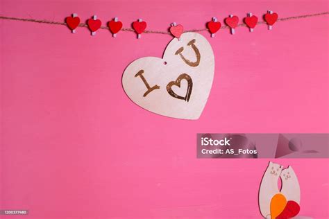 밧줄 장식 나무 고양이에 나무 마음 분홍색 배경에 옷핀에 빨간 하트 위에서 볼 수 있습니다 발렌타인 데이 컨셉 핑크 배경입니다 비문에 대한 공간을 복사합니다 공예에 대한