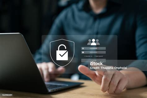 사이버 보안 및 데이터 보호 랩톱 인터넷 네트워크 보안 시스템을 사용하는 사업가 사이버 공격으로부터 비즈니스 및 금융 거래 데이터 보호 보안 데이터 암호화 가상현실에 대한
