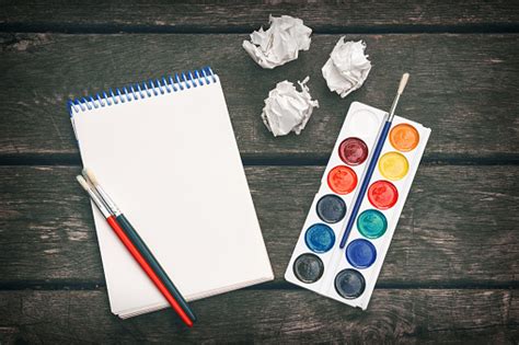 오래 된 나무 배경에 종이 구겨진된 시트 브러쉬 컬러 페인트 종이의 빈 시트와 메모장 작가의 작업 환경입니다 절대 포기 0명에 대한 스톡 사진 및 기타 이미지 Istock