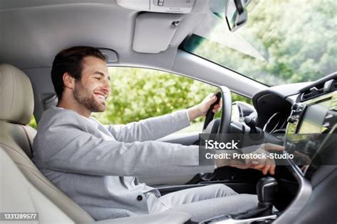 성공의 감정 행복의 표현 새로운 자동차 임대 및 사무실로의 길 운전하기에 대한 스톡 사진 및 기타 이미지 운전하기 수트 차 Istock