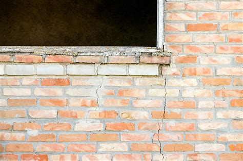 빈 집에서 창에서 벽돌 벽에 균열 버려진된 미완성된 건물에 금이 간된 벽돌 벽 0명에 대한 스톡 사진 및 기타 이미지 0명
