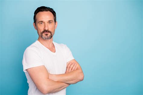 그의 멋진 매력적인 심각한 콘텐츠 남자 자영업 경험이 풍부한 체육관 트레이너의 프로필 사이드 뷰 초상화 밝은 생생한 빛 생생한 청록색 파란색 청록색 색상 배경 T 셔츠에