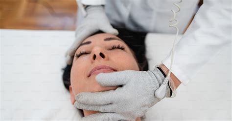 얼굴과 몸의 전기 자극 및 근육 토닝을위한 미세 감각 전기 바이오 Ems 미세 전류 치료 주름 방지 및 노화 방지 리프팅