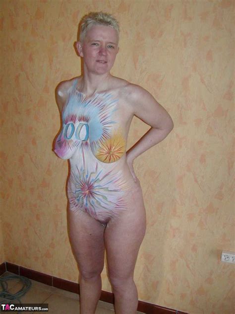 Пожилая женщина с короткими светлыми волосами Тиффани Перл позирует обнаженной в краске для тела