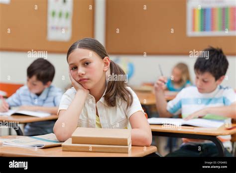 Fille En Classe Banque De Photographies Et Dimages à Haute Résolution