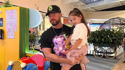 Victor Slav A Serbat O Pe Fiica Lui și A Biancăi Drăgușanu Acasă Sofia