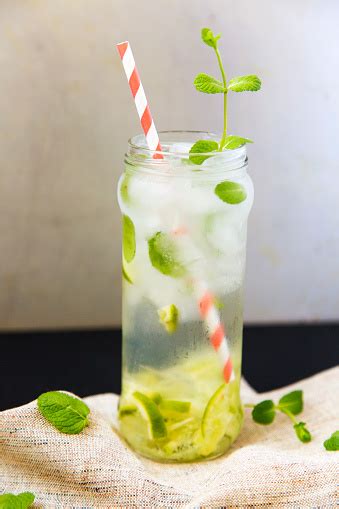 얼음 석 회와 어두운 배경에 민트 칵테일 모 히 토 사이드 뷰입니다 근접 촬영 0명에 대한 스톡 사진 및 기타 이미지 0명